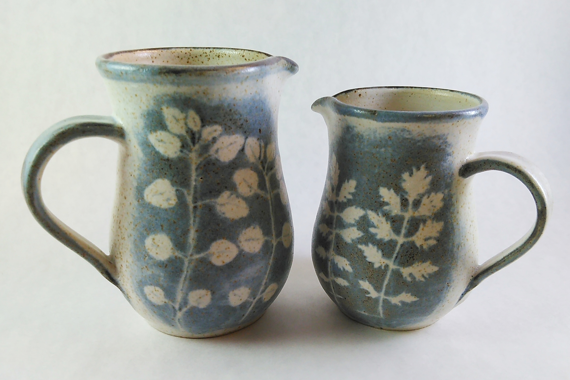 Ceramics/Two small jugs with leaf pattern - Katarinas Keramik